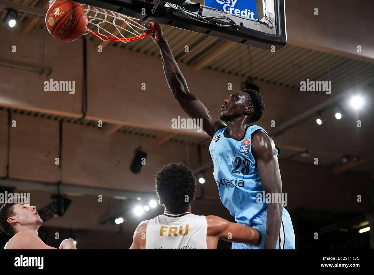 Hamburg, Deutschland. 30th Dec, 2024. Kur Kuath (Veolia Towers Hamburg, #23) beim Dunk, GER ...