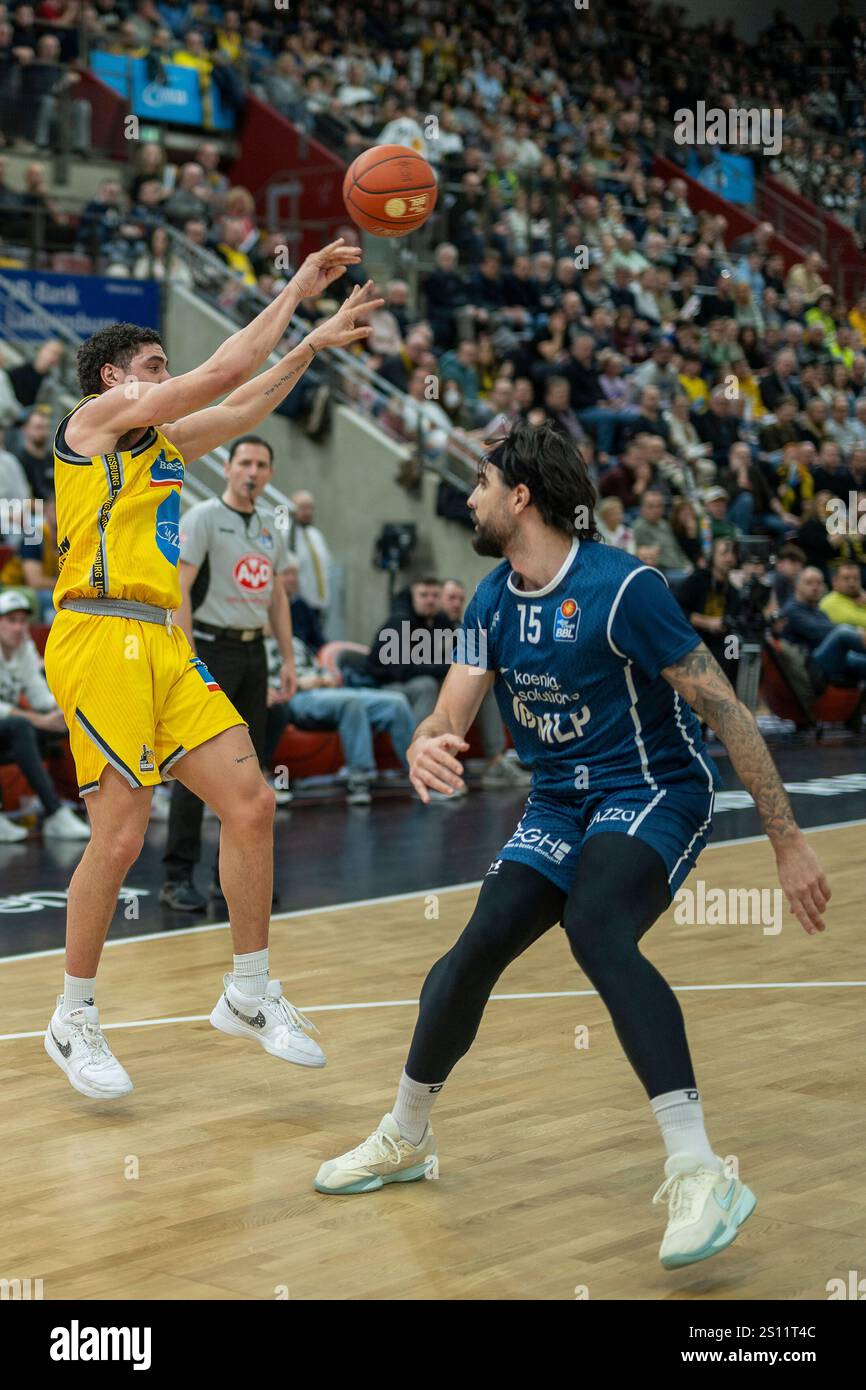 Ludwigsburg, Deutschland. 30th Dec, 2024. Joel Scott (MHP Riesen ...
