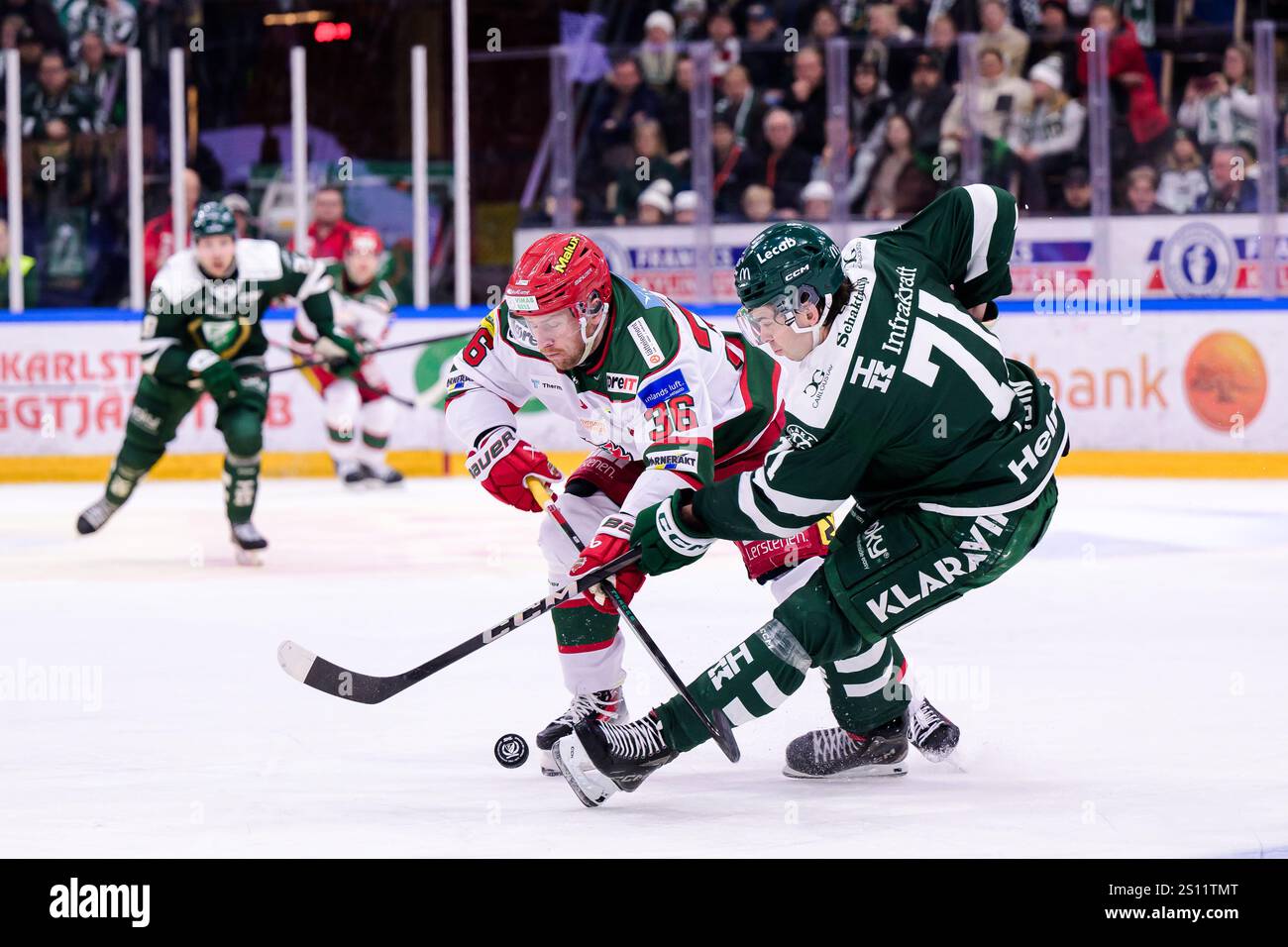 241230 Modos Sebastian Ohlsson och Färjestads Viktor Lodin under ishockeymatchen i SHL mellan ...