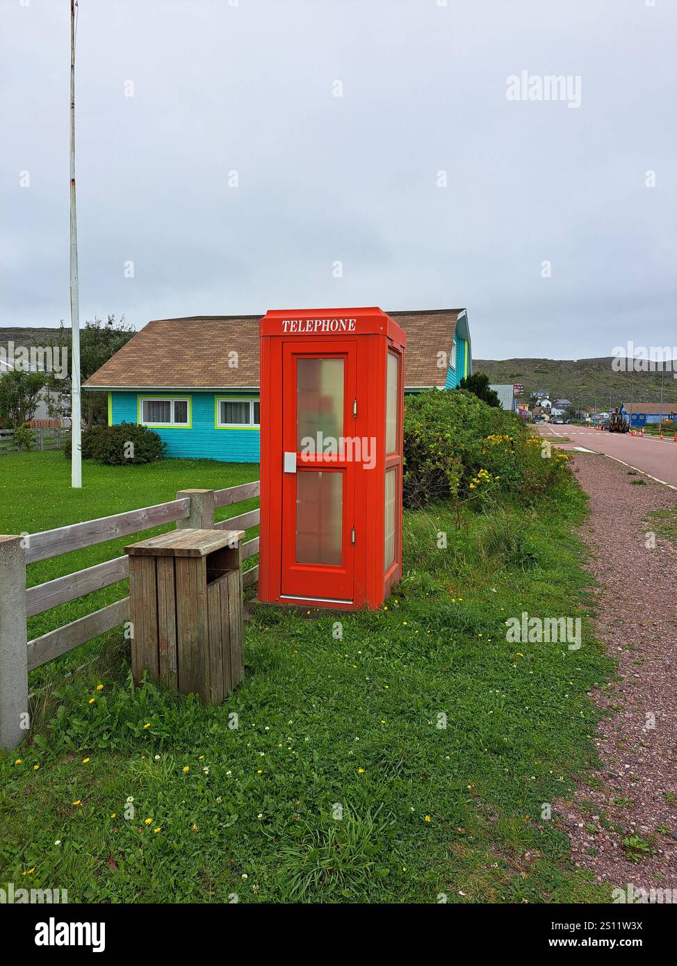 American red telephone booth hi-res stock photography and images - Alamy