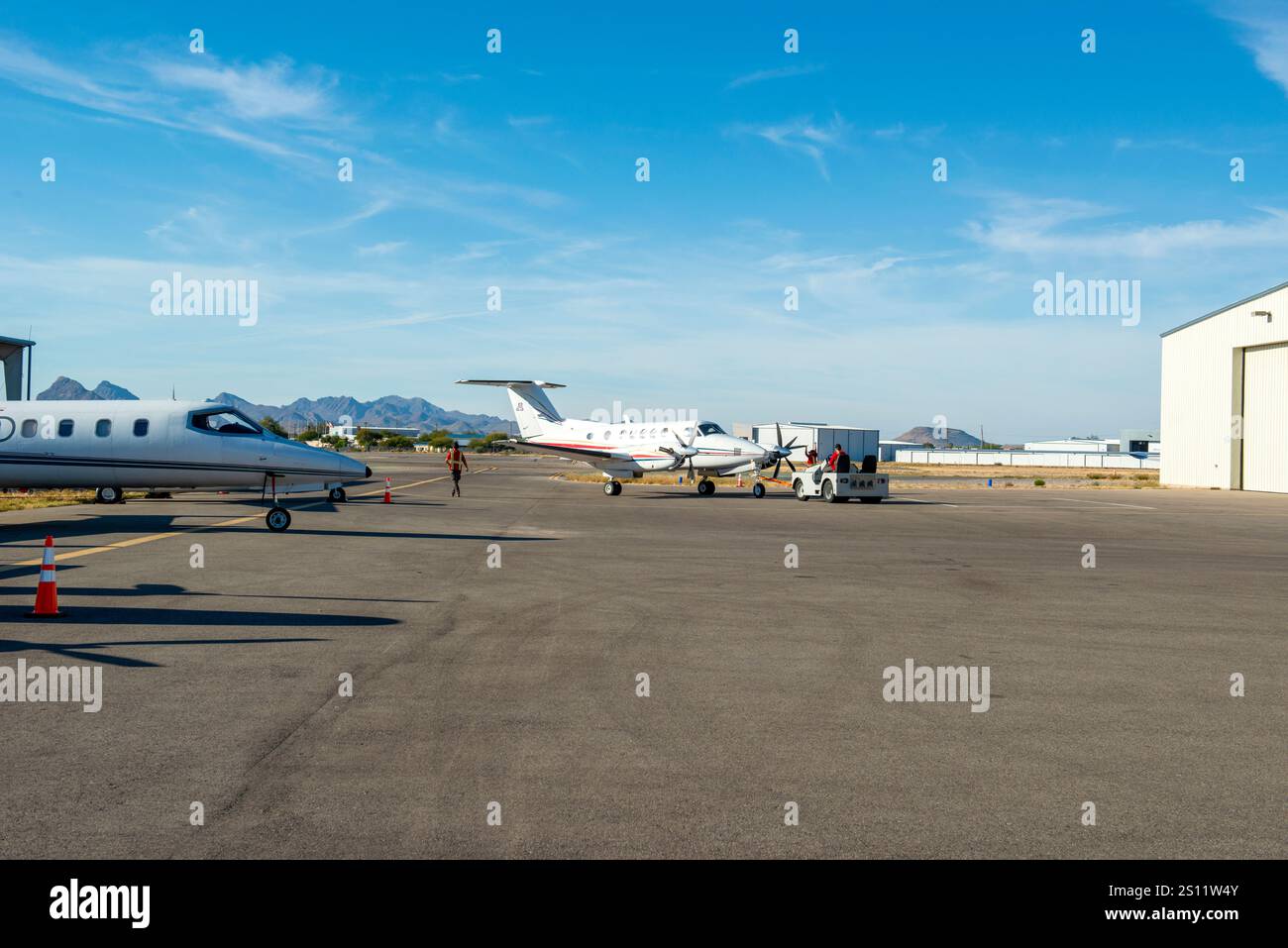 Pushback plane hi-res stock photography and images - Alamy