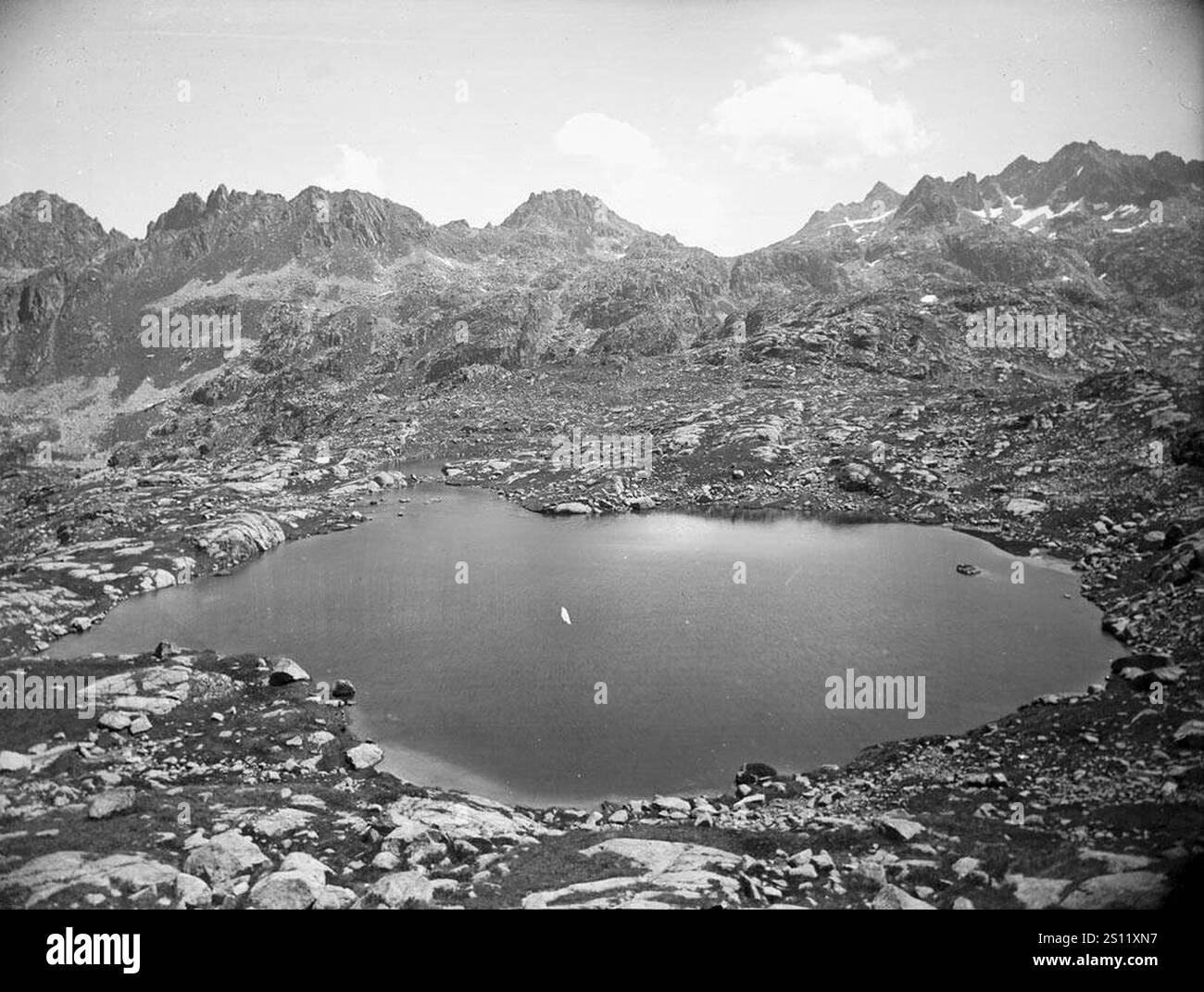 Estany de Baish de Saboredo entre muntanyes Stock Photo - Alamy
