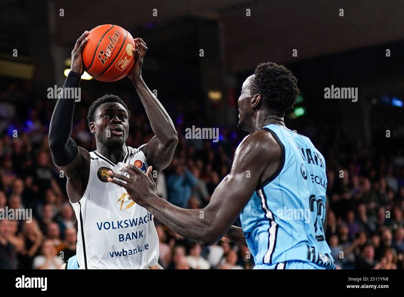 Barra Njie (Basketball Loewen Braunschweig, #13) im Zweikampf mit Kur Kuath (Veolia Towers ...