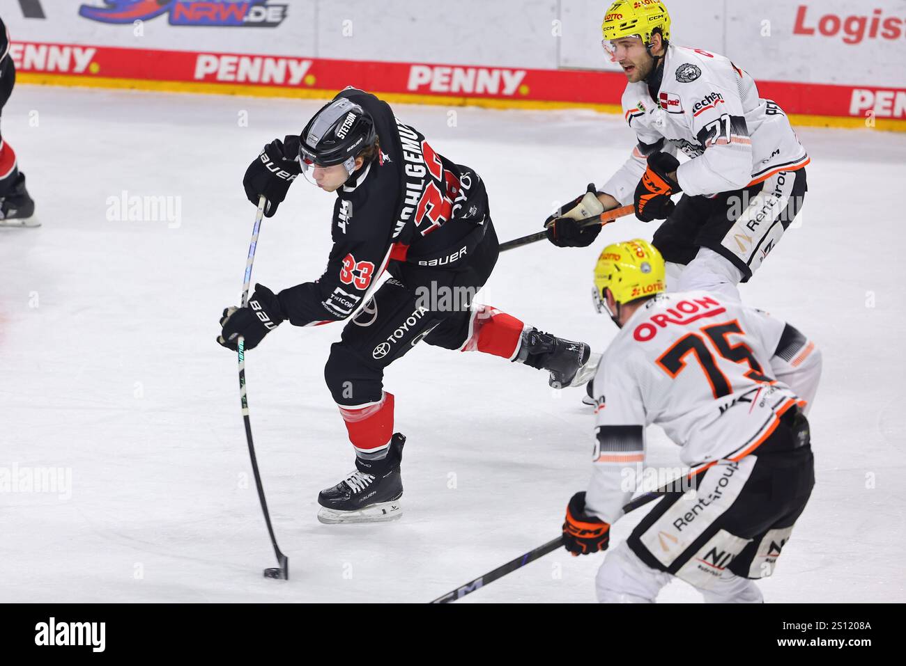 Torschuss von Tim Wohlgemuth (Koeln) Koelner Haie vs Loewen Frankfurt ...