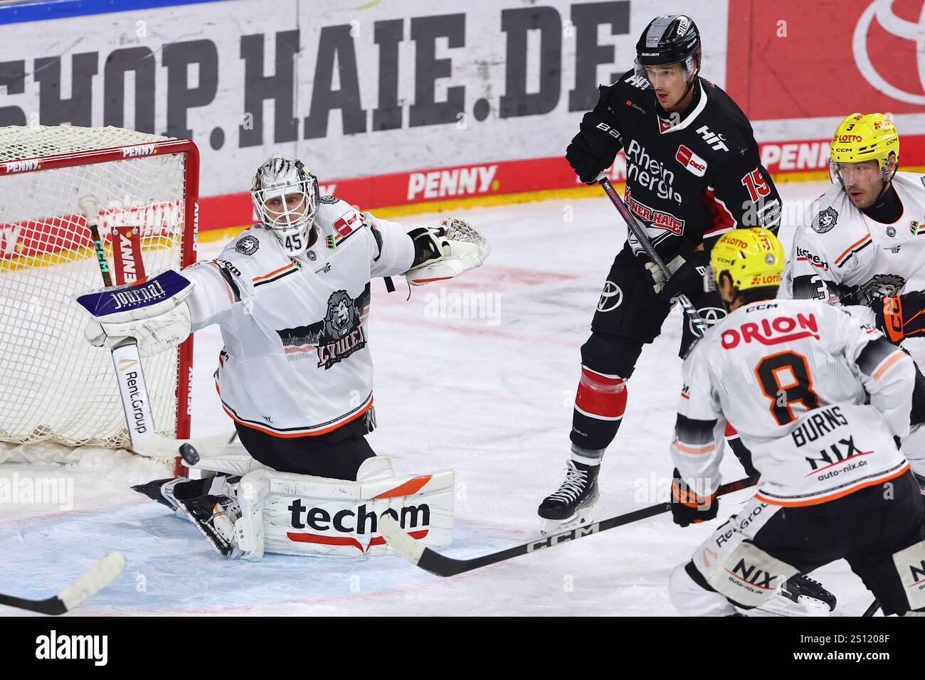 Juho Olkinuora (Frankfurt) pariert einen Schuss auf sein Tor, rechts ...