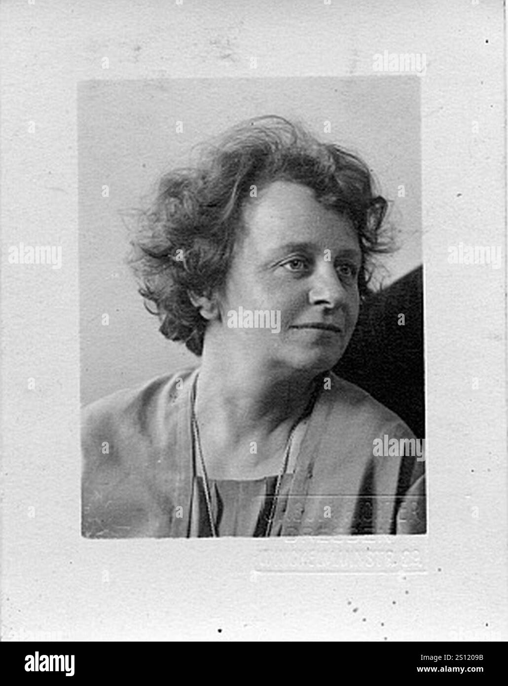 Etha Richter - passport photo in about 1930 - df pos-2008-a 0000363 001 ...