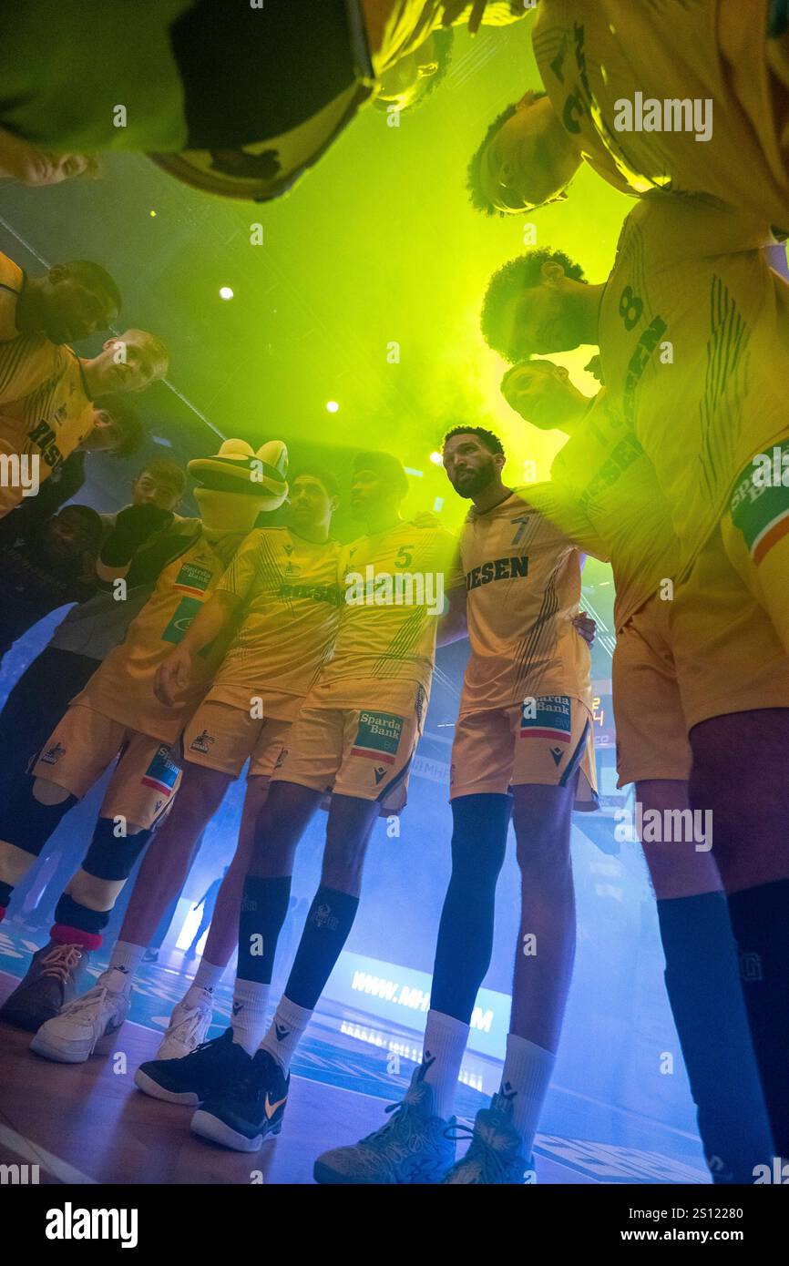 Teamkreis der Riesen mit Joel Scott (MHP Riesen Ludwigsburg, #01 ...