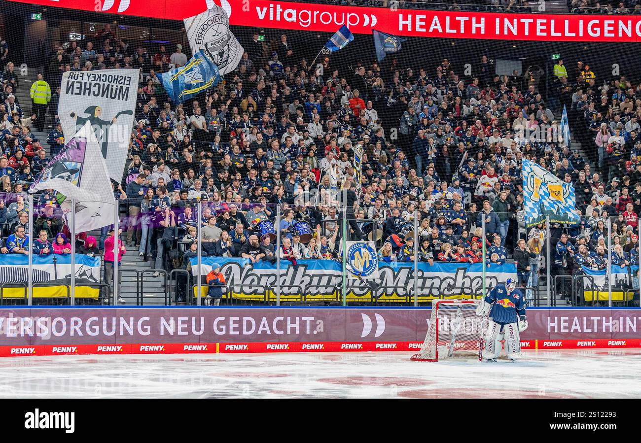Die Muenchner Fans in der Nordkurve hinter Mathias Niederberger ... Die Muenchner Fans in der Nordkurve hinter Mathias Niederberger ...