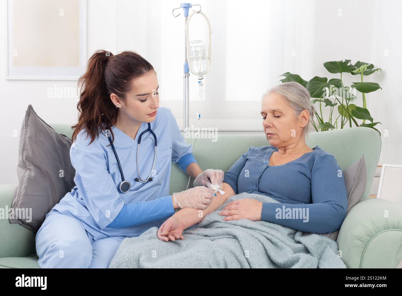 Nurse administering iv therapy home hi-res stock photography and images ...