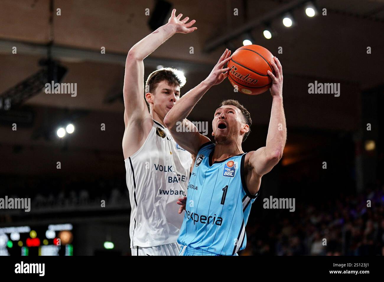 Hamburg, Deutschland. 30th Dec, 2024. Brae Ivey (Veolia Towers Hamburg, #01) im Zweikampf mit ...