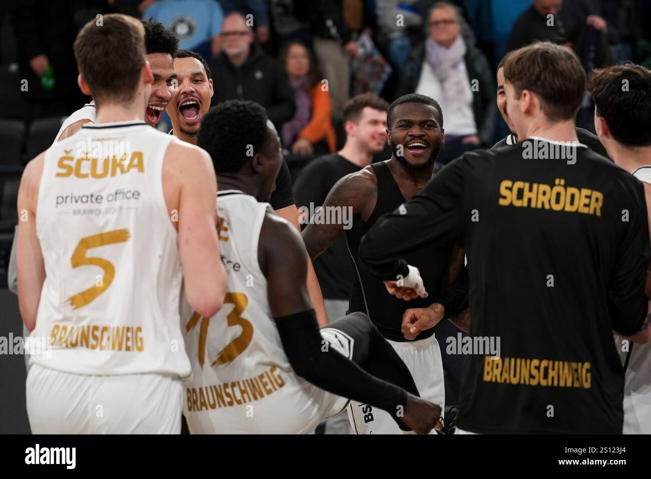 Hamburg, Deutschland. 30th Dec, 2024. Braunschweiger jubelt/Jubel nach Sieg/Spielende, Luka ...