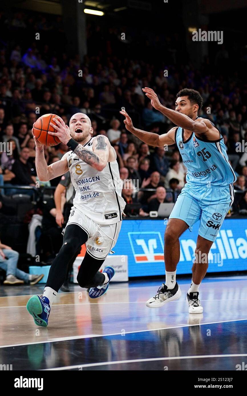 Hamburg, Deutschland. 30th Dec, 2024. Arnas Velicka (Basketball Loewen Braunschweig, #08) setzt ...