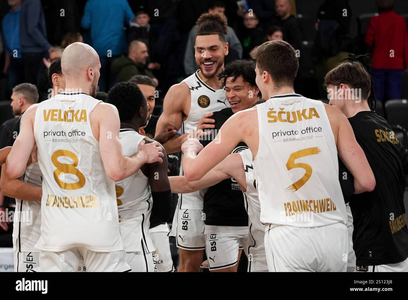 Hamburg, Deutschland. 30th Dec, 2024. Braunschweiger jubelt/Jubel nach Sieg/Spielende, GER ...