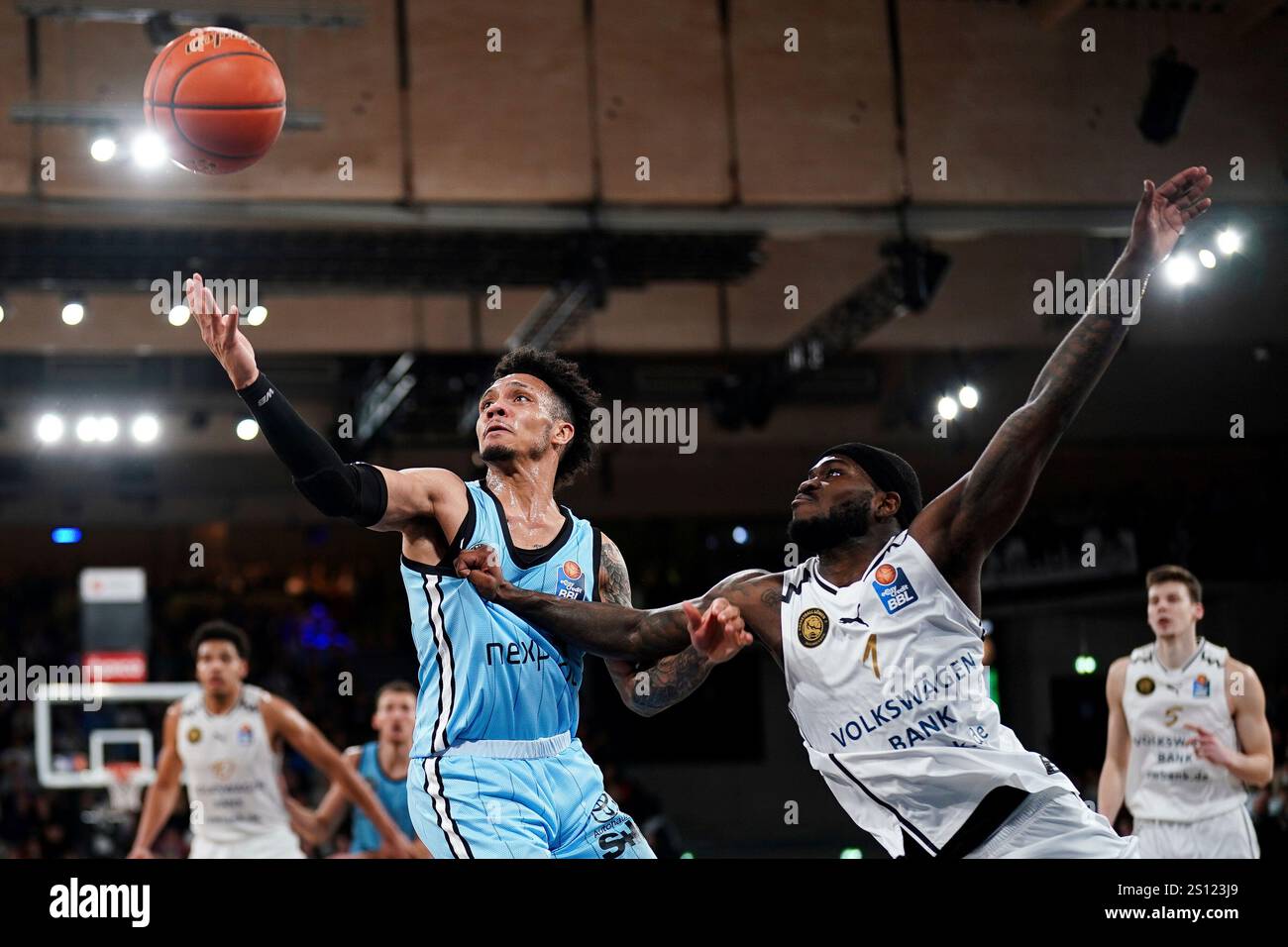 Hamburg, Deutschland. 30th Dec, 2024. Jaizec Lottie (Veolia Towers Hamburg, #04) und TJ Crockett ...