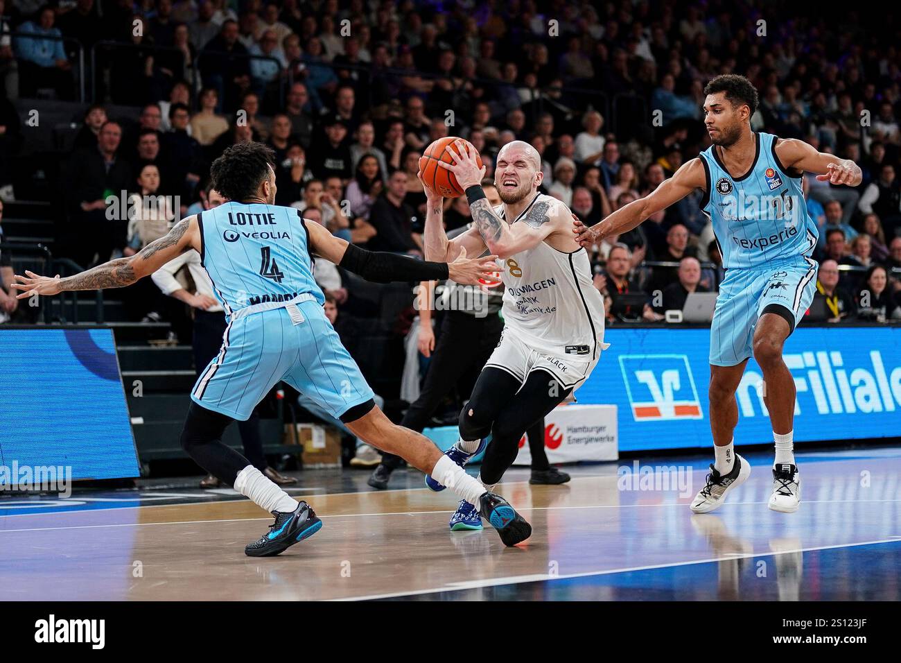 Hamburg, Deutschland. 30th Dec, 2024. Arnas Velicka (Basketball Loewen Braunschweig, #08) setzt ...
