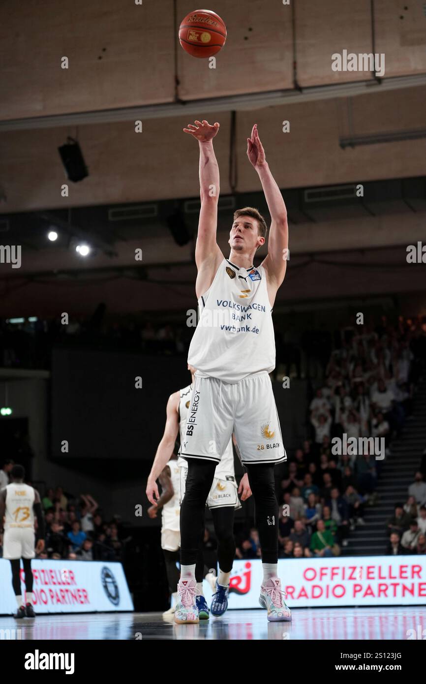 Hamburg, Deutschland. 30th Dec, 2024. Luka Scuka (Basketball Loewen ...