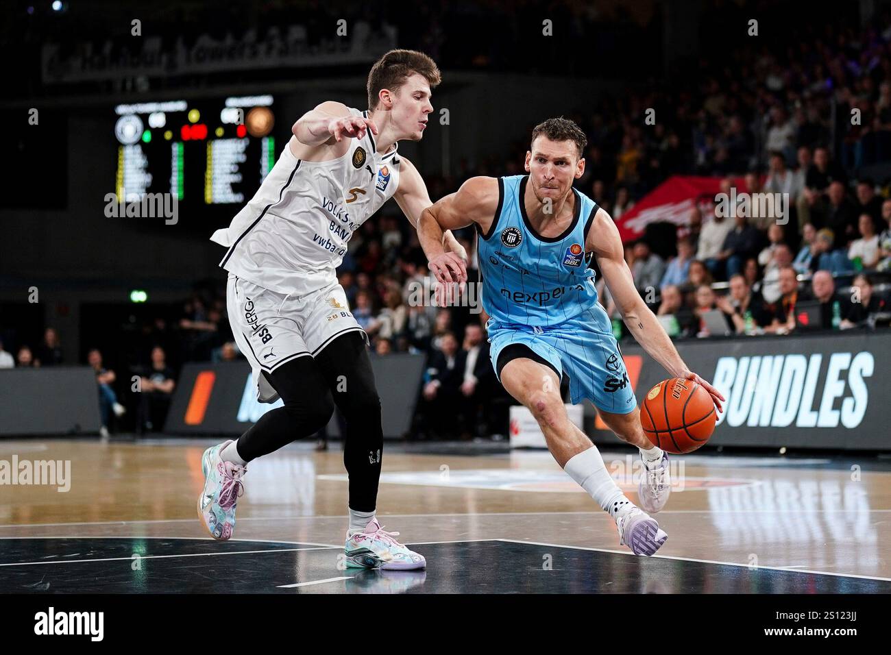 Hamburg, Deutschland. 30th Dec, 2024. Brae Ivey (Veolia Towers Hamburg, #01) im Dribbling gegen ...