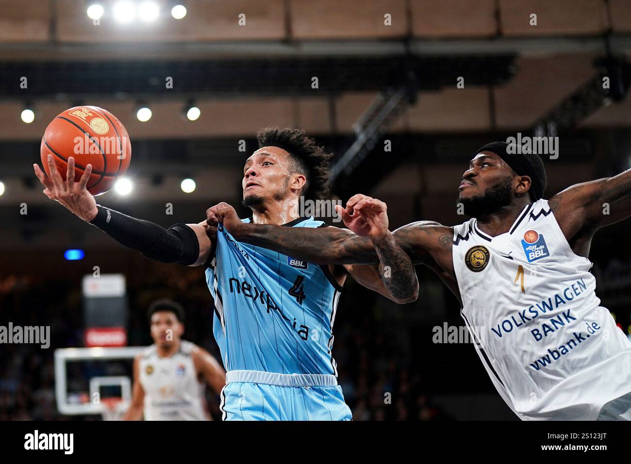 Hamburg, Deutschland. 30th Dec, 2024. Jaizec Lottie (Veolia Towers Hamburg, #04) und TJ Crockett ...