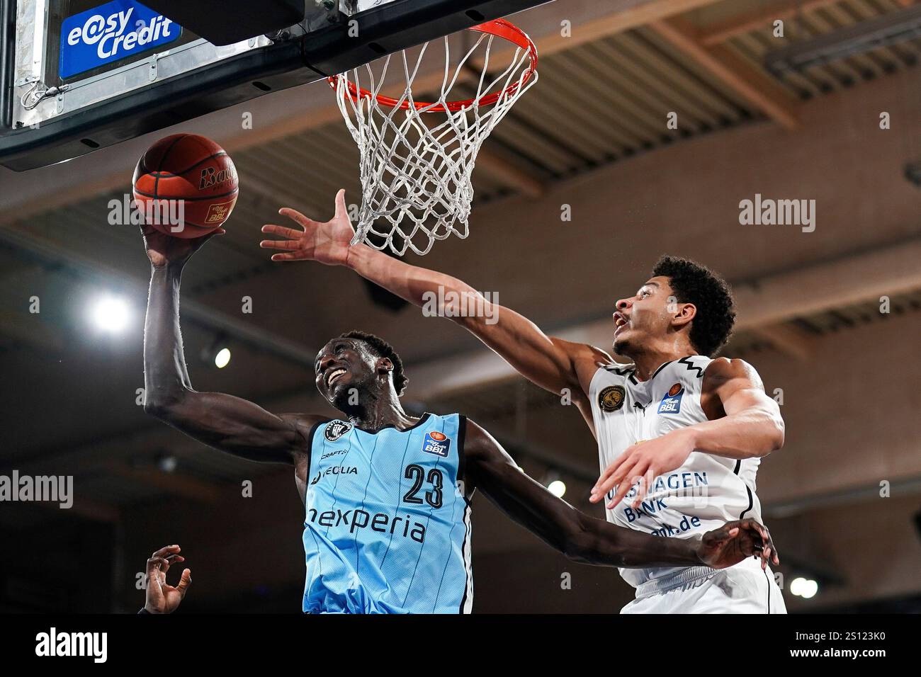 Hamburg, Deutschland. 30th Dec, 2024. Kur Kuath (Veolia Towers Hamburg, #23) beim Rebound, GER ...