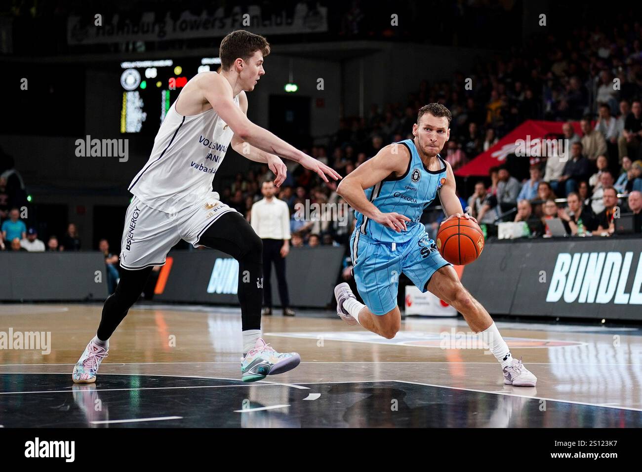 Hamburg, Deutschland. 30th Dec, 2024. Brae Ivey (Veolia Towers Hamburg, #01) im Dribbling gegen ...