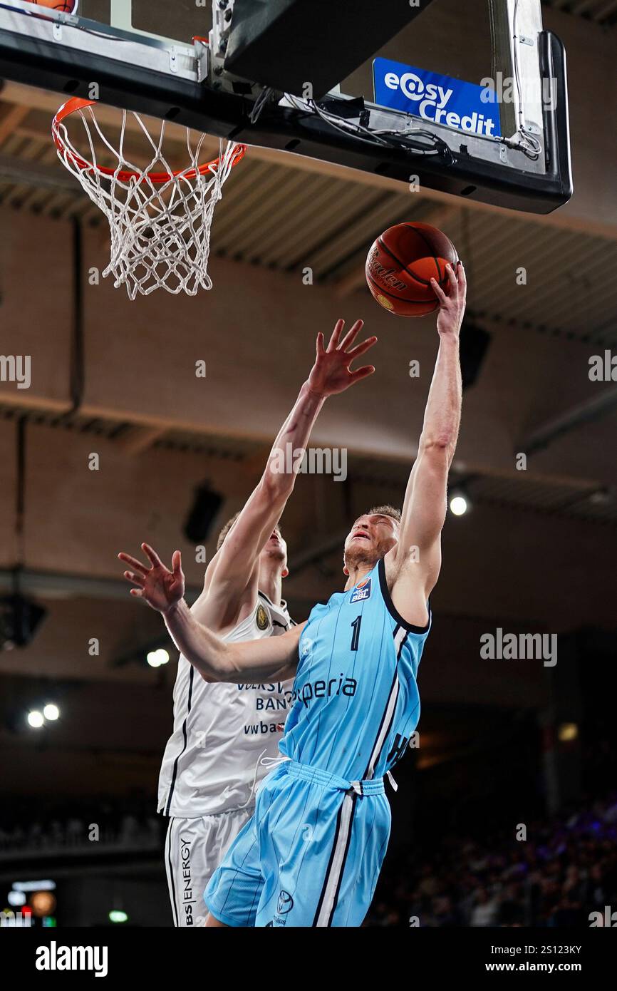 Hamburg, Deutschland. 30th Dec, 2024. Brae Ivey (Veolia Towers Hamburg, #01) beim Korbleger ...