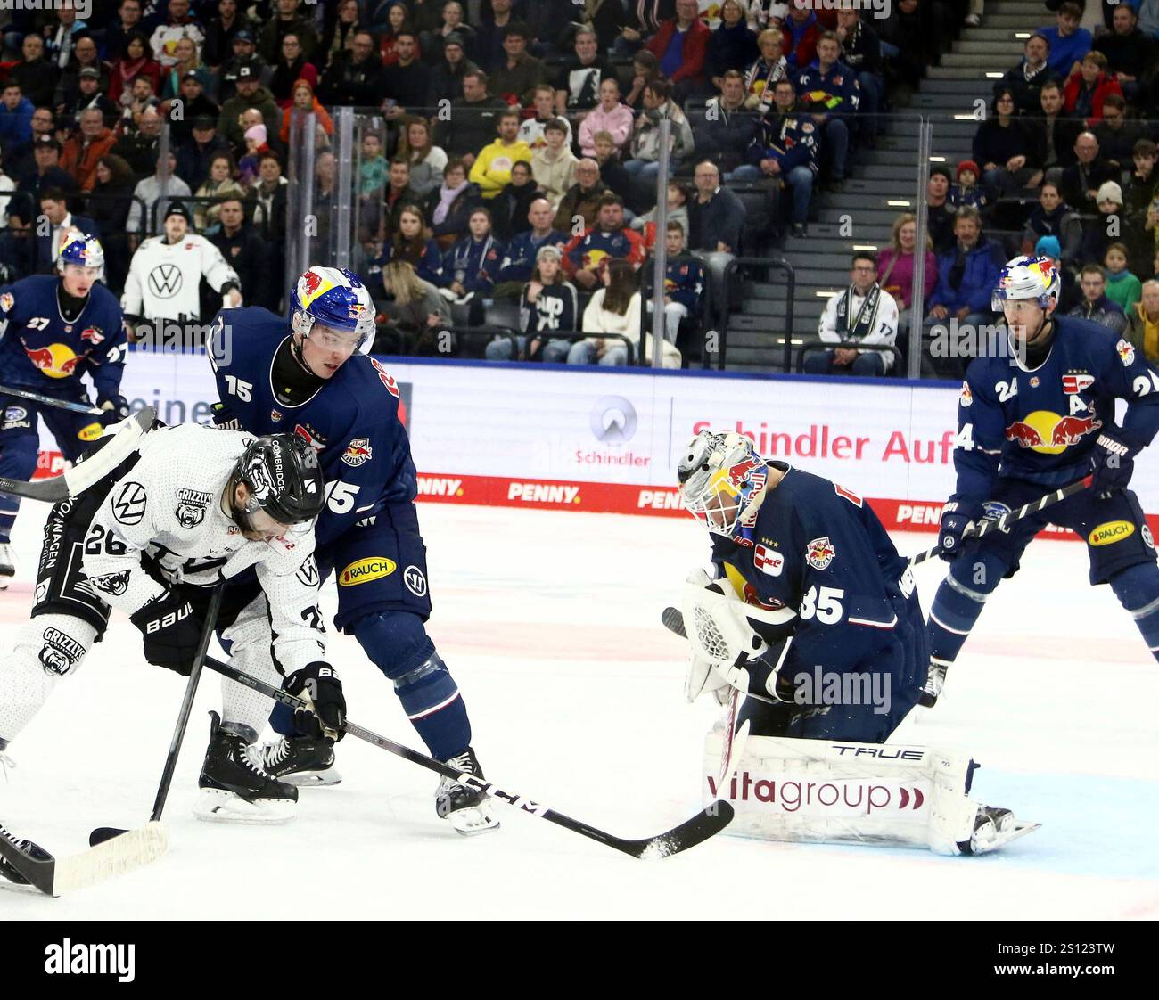 Muenchen, Deutschland. 30th Dec, 2024. von links Phil VARONE (Wolfsburg ...