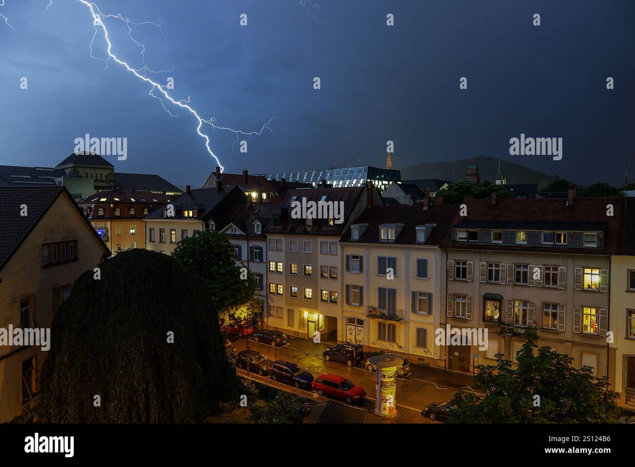 Blitz erhellt den Nachthimmel, intensive VerÅ stelungen sichtbar ...