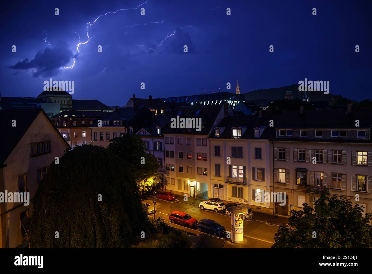 Blitz erhellt den Nachthimmel, intensive VerÅ stelungen sichtbar ...