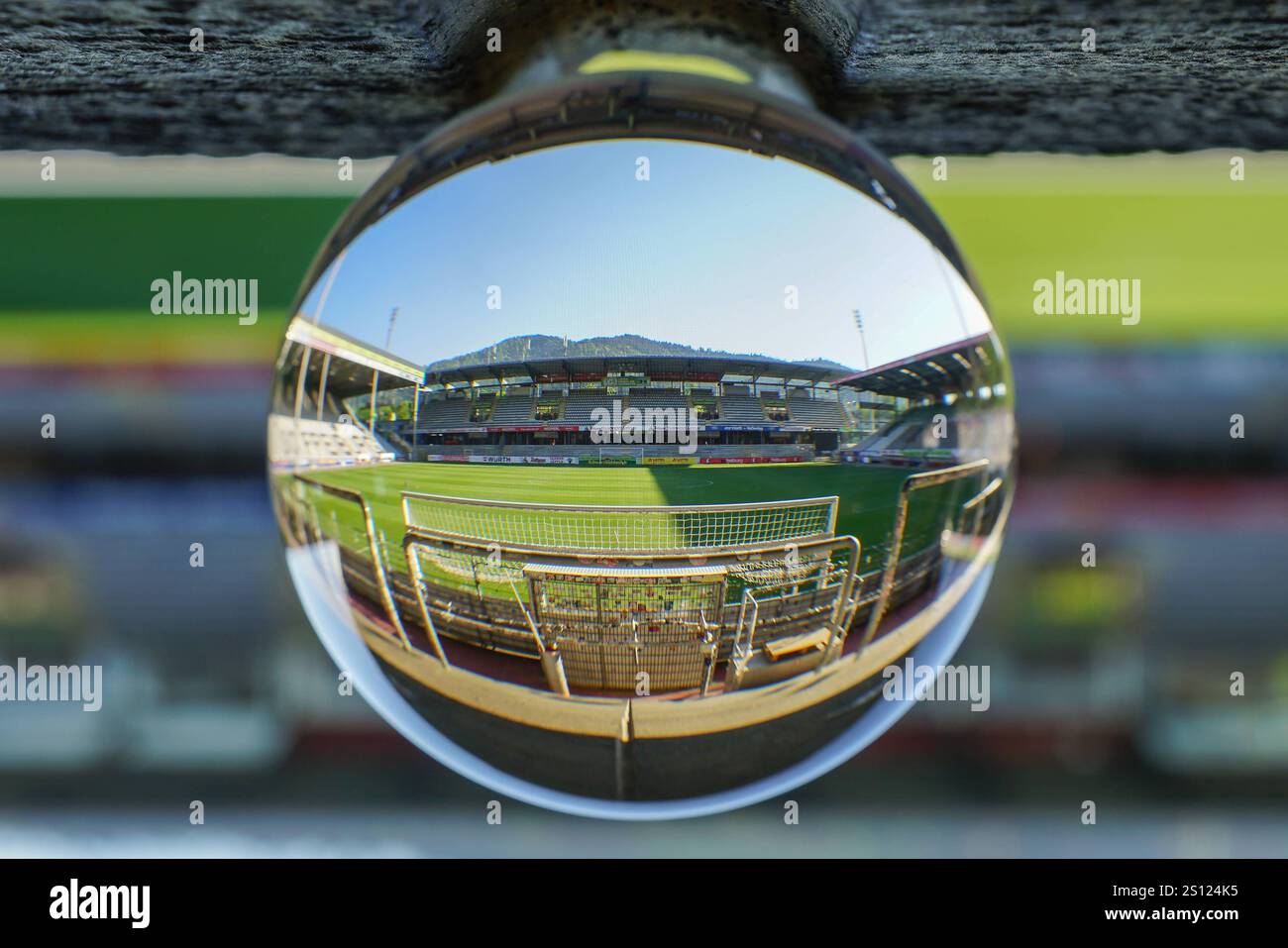 FuÂßballstadion gespiegelt in einer Glaskugel, leeres Spielfeld und ...
