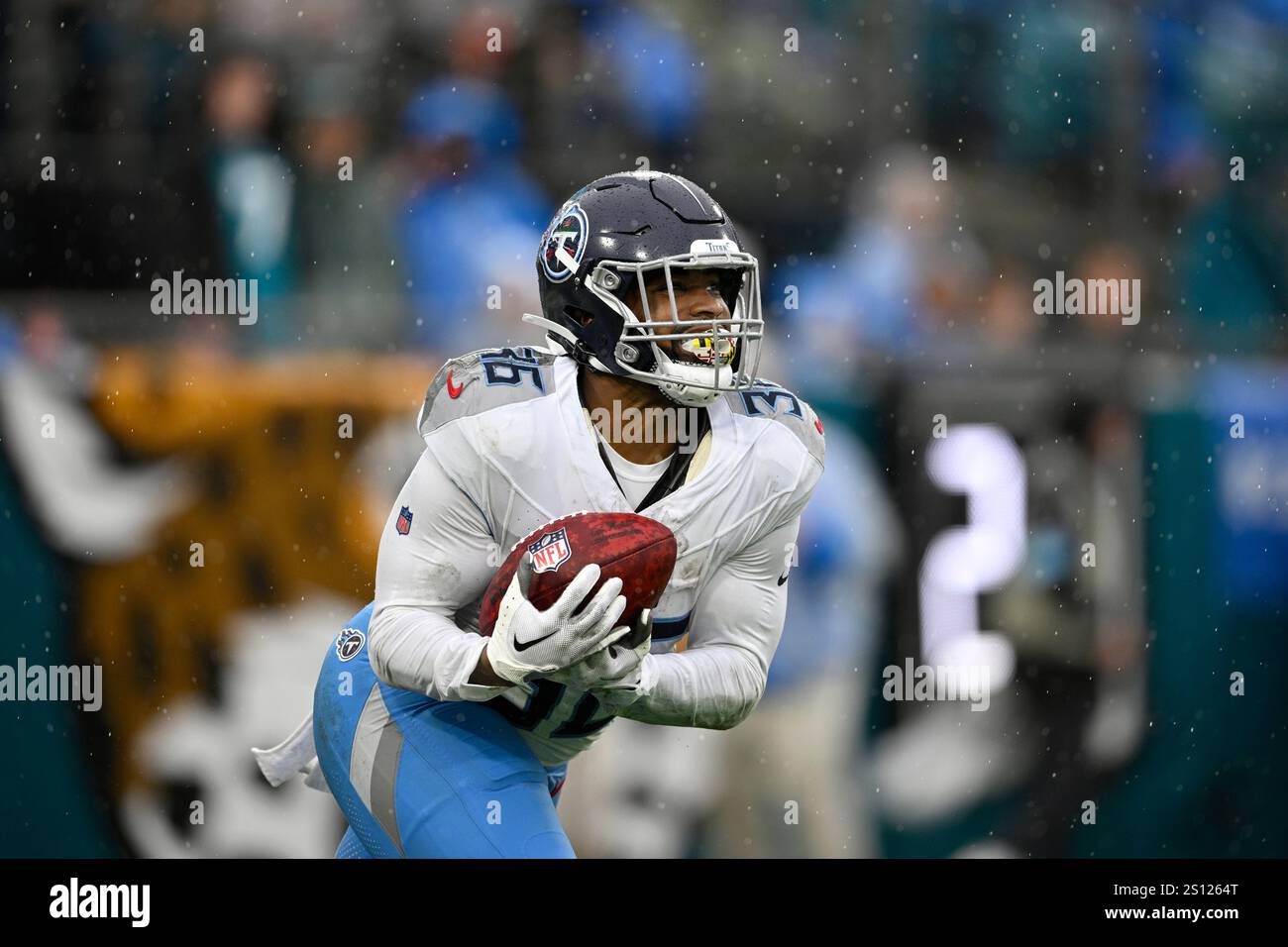 Tennessee Titans running back Julius Chestnut (36) returns a kickoff ...