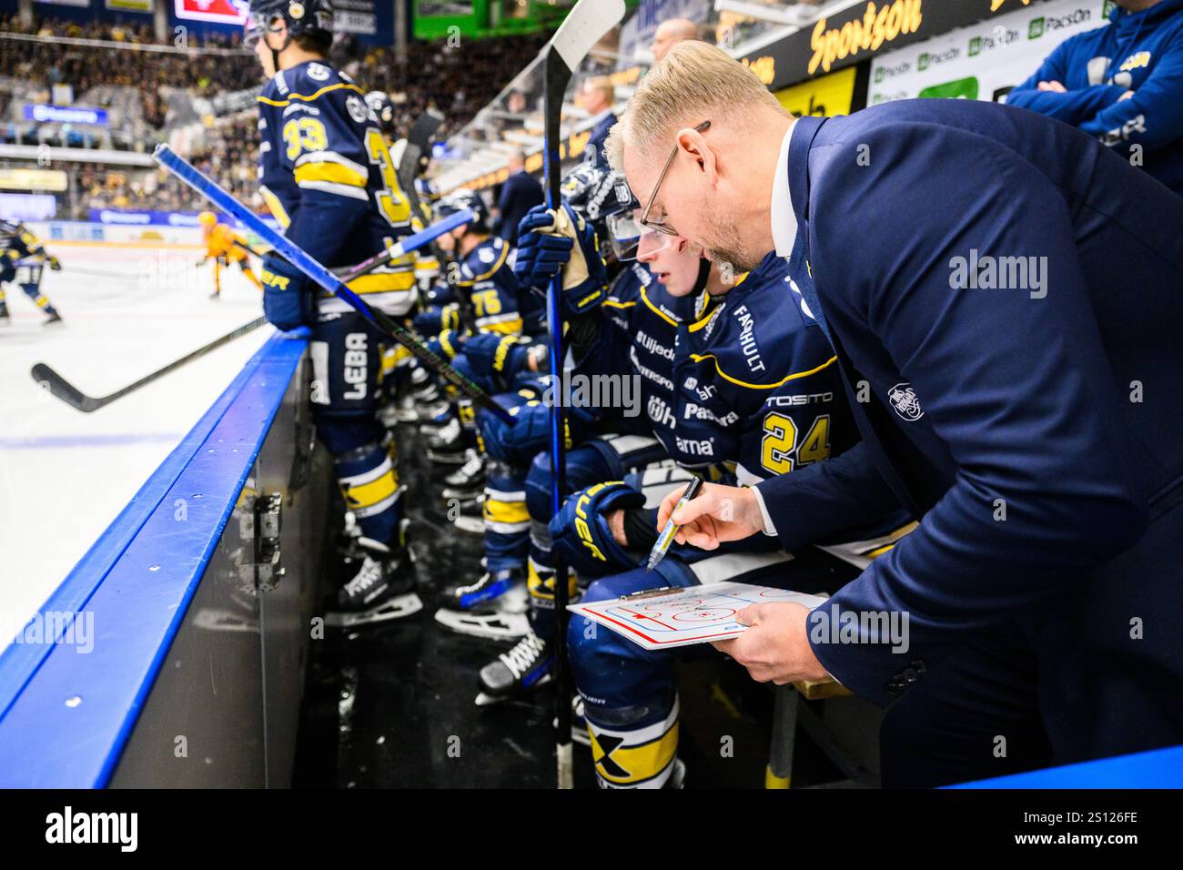 241230 HV71s assisterande tränare Johan Davidsson under ishockeymatchen i SHL mellan HV71 och ...