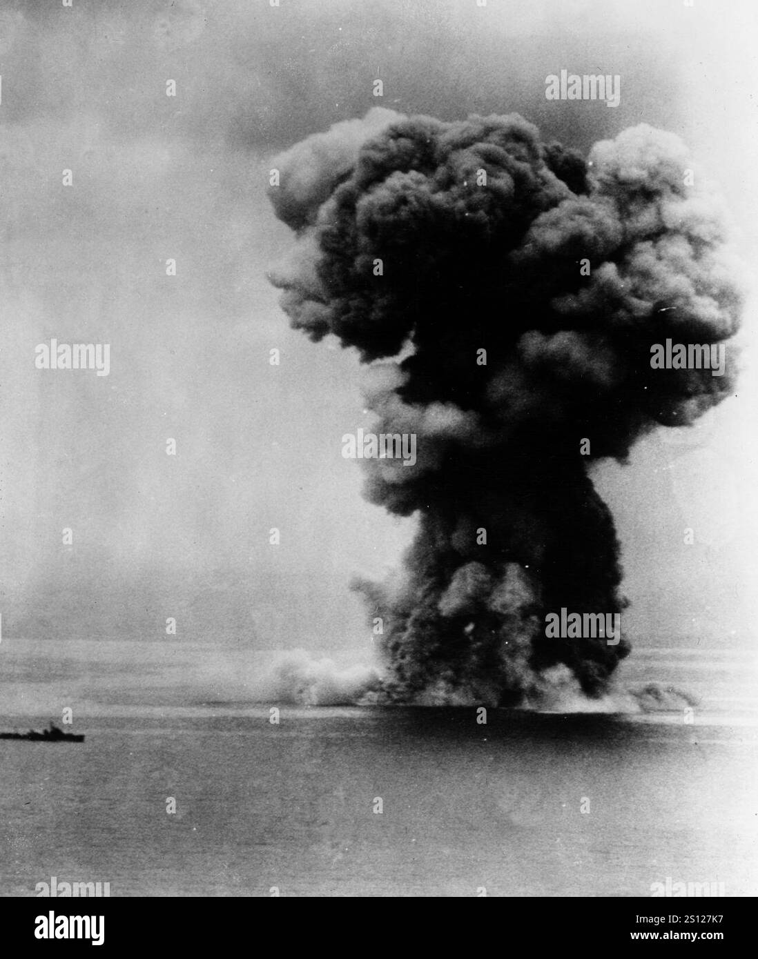 Explosion of the Japanese battleship Yamato, on 7 April 1945 Stock ...