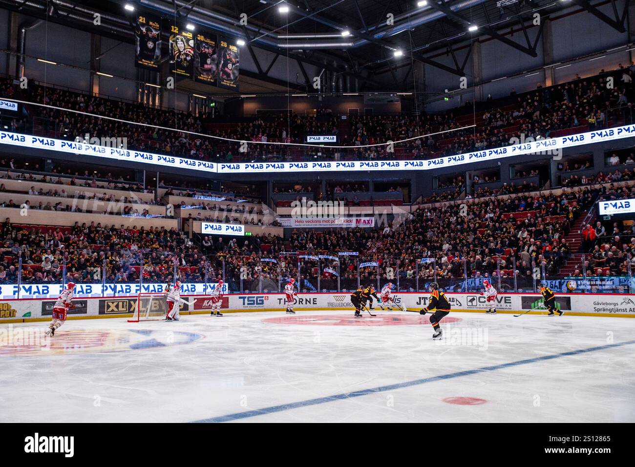 241230 Monitor ERP Arena under ishockeymatchen i SHL mellan Brynäs och ...