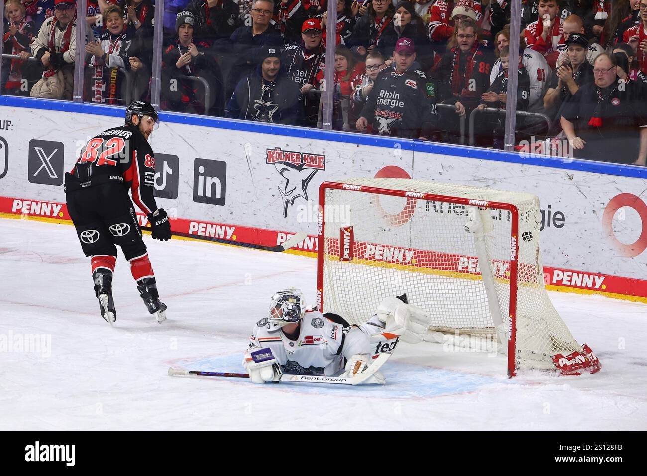 Alexandre Grenier (Koeln) verwandelt den entscheidenden Penalty zum 3:2 ...