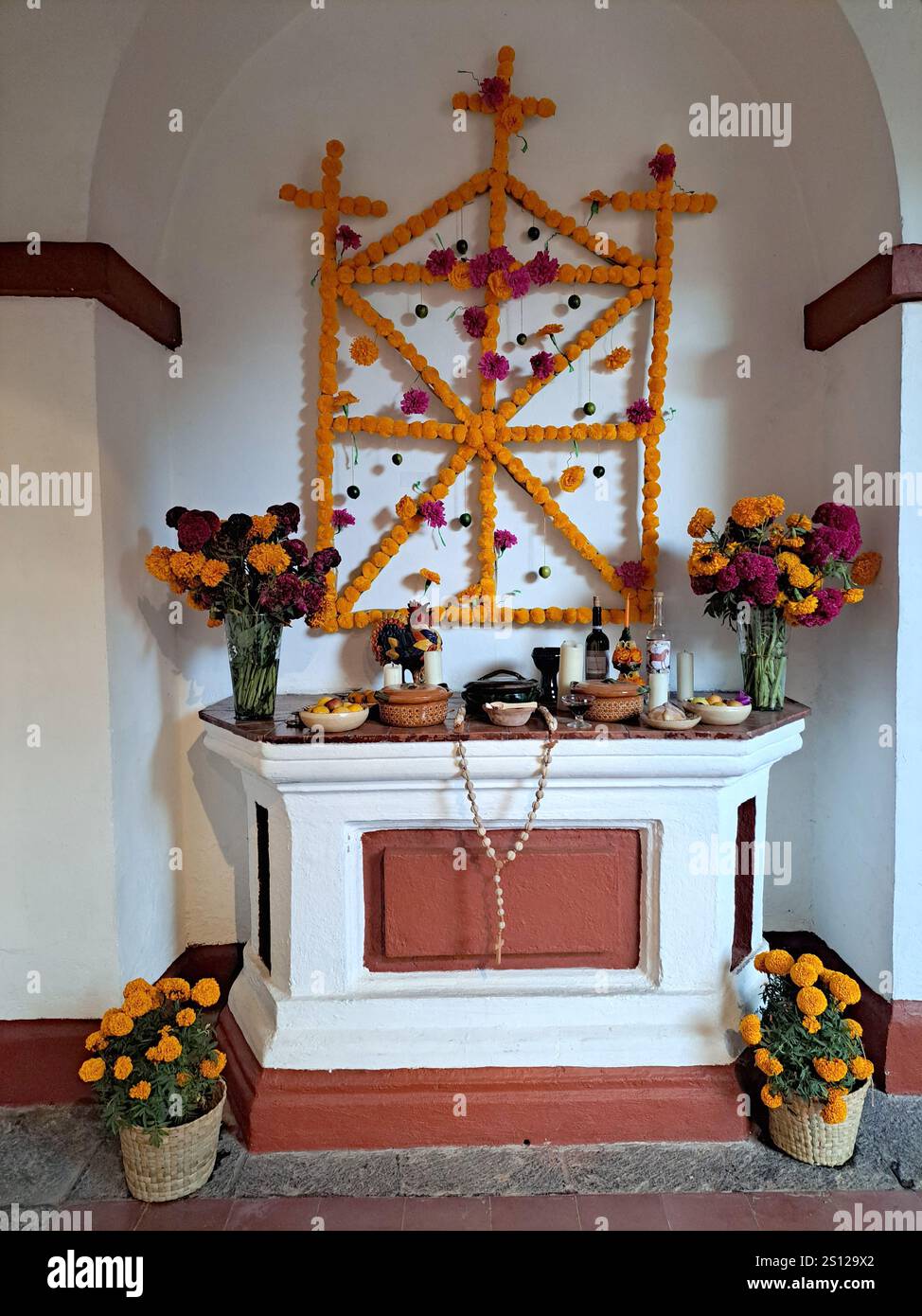 Altar of the dead, Mexican tradition of the Day of the Dead, food ...