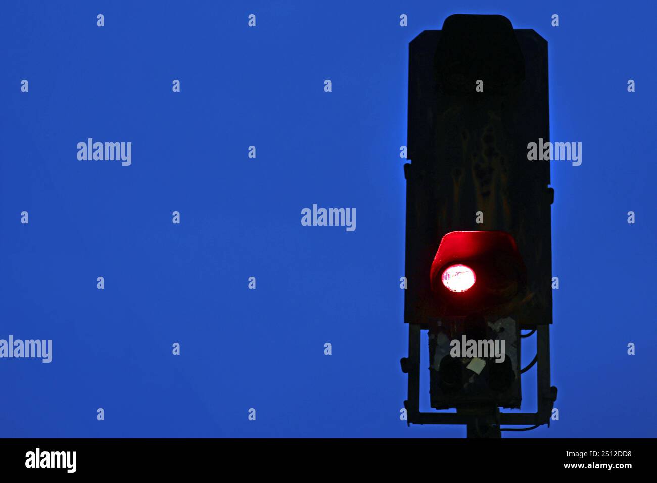 Signale bei der Eisenbahn Ein Halt zeigendes Signal mit roten Lampen ...