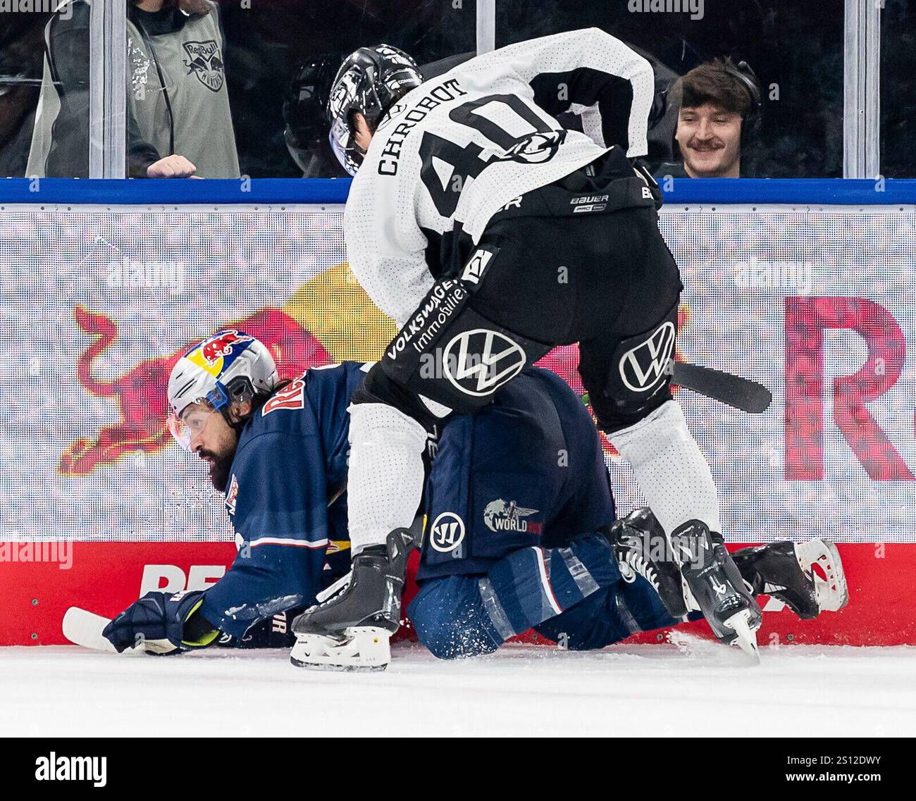 Muenchen, Deutschland. 30th Dec, 2024. Zweikampf zwischen Dominik ...