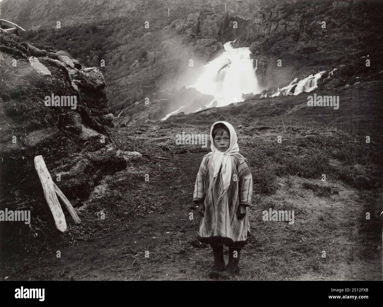 Familien Johansen i samisk drakt foran gamme ved Adamsfjordfossen i ...