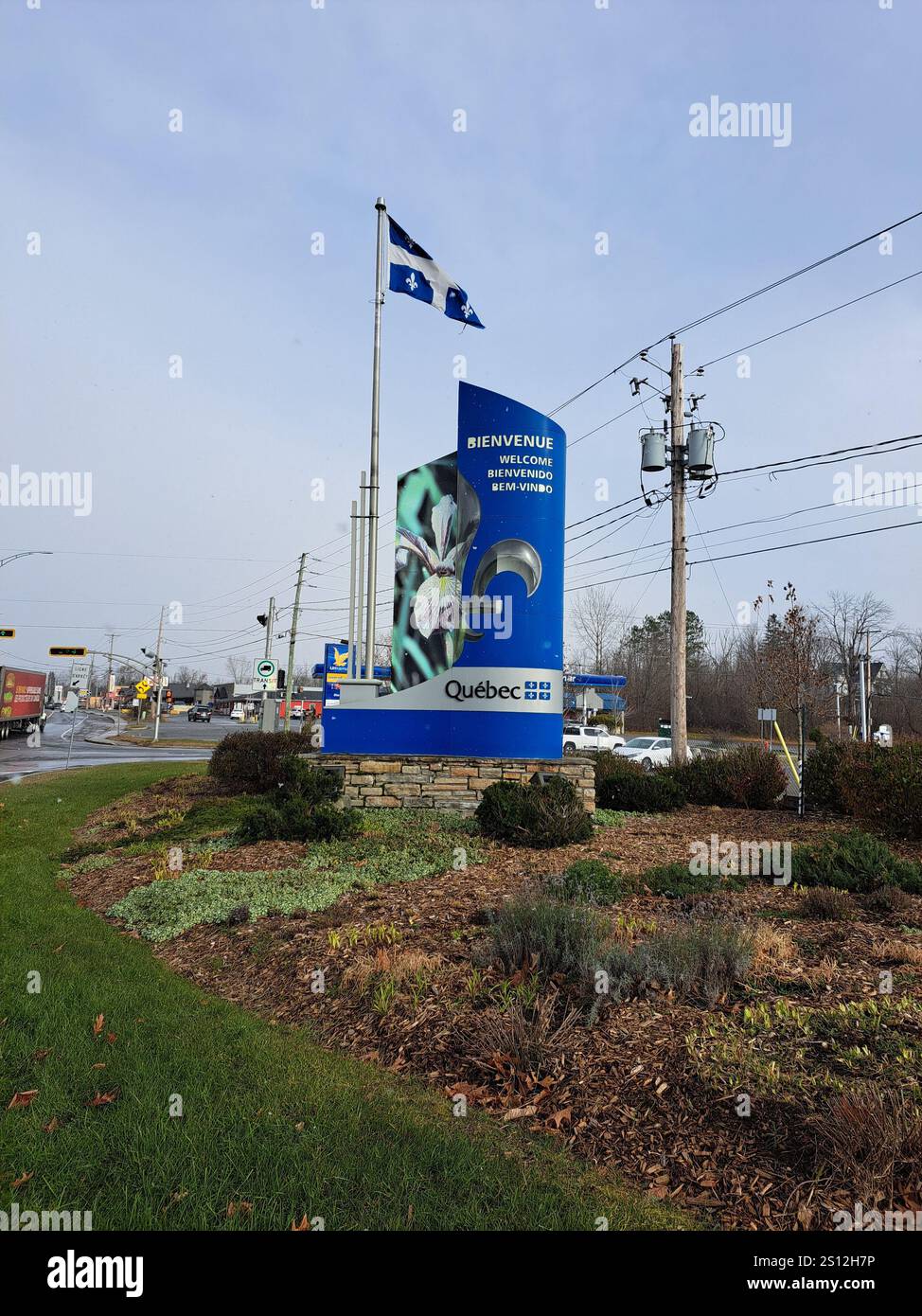 Welcome to the province of Quebec on the Quebec/Ontario border in ...