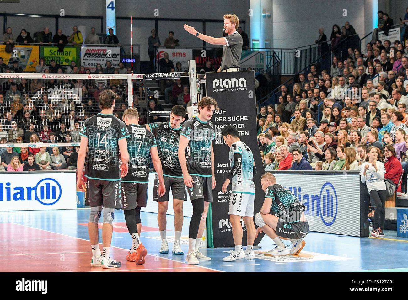 Max Schmitz-Porten (Schiedsrichter) gibt Anweisungen, gestikuliert, mit den Armen gestikulieren ...