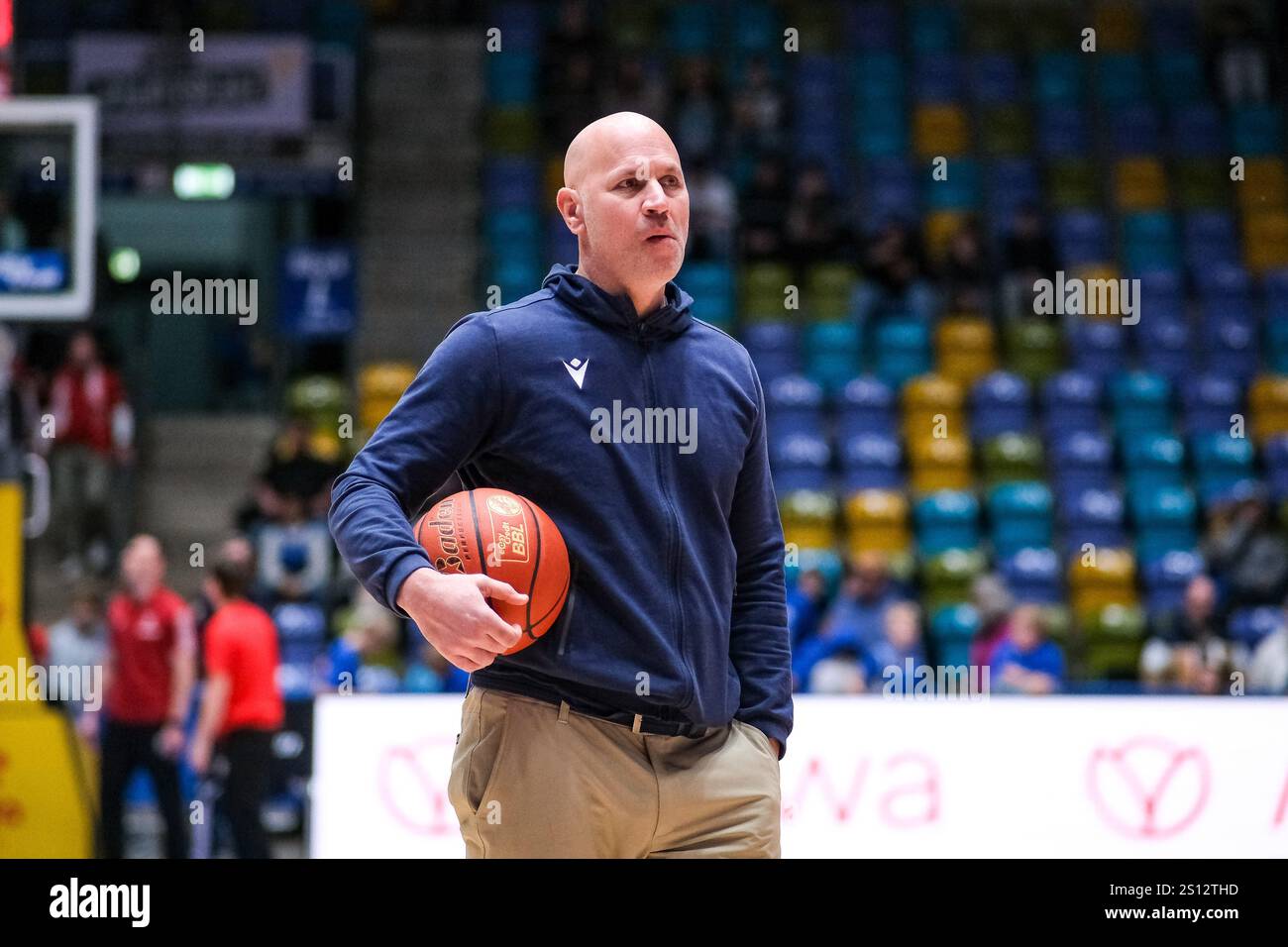 Denis Wucherer (Frankfurt Skyliners, Head-Coach) vor dem Spiel, GER ...