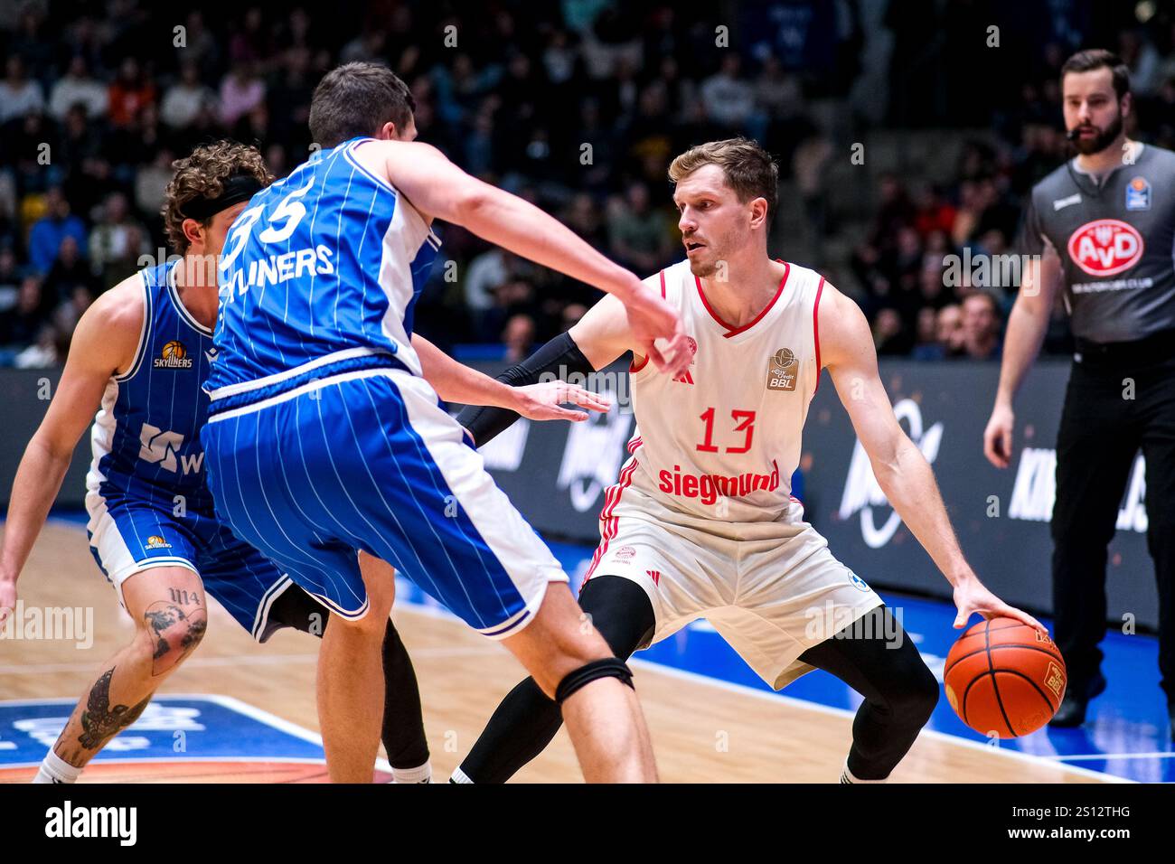 Jordan Theodore (Frankfurt Skyliners, #25), Andreas Obst (FC Bayern ...