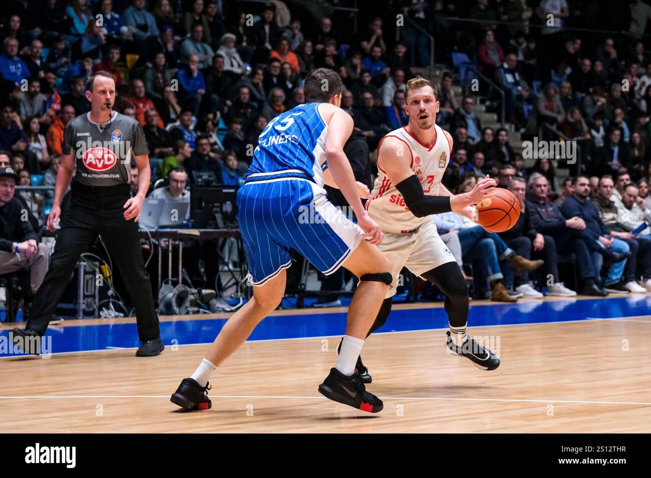 Jordan Theodore (Frankfurt Skyliners, #25) im Zweikampf mit Andreas ...