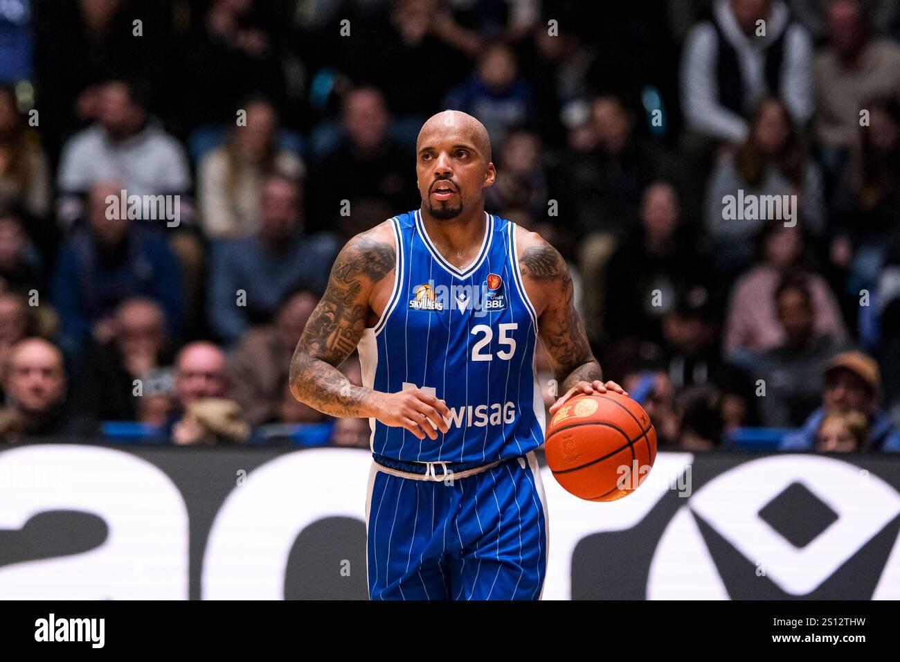 Jordan Theodore (Frankfurt Skyliners, #25) am Ball, GER, Skyliners ...