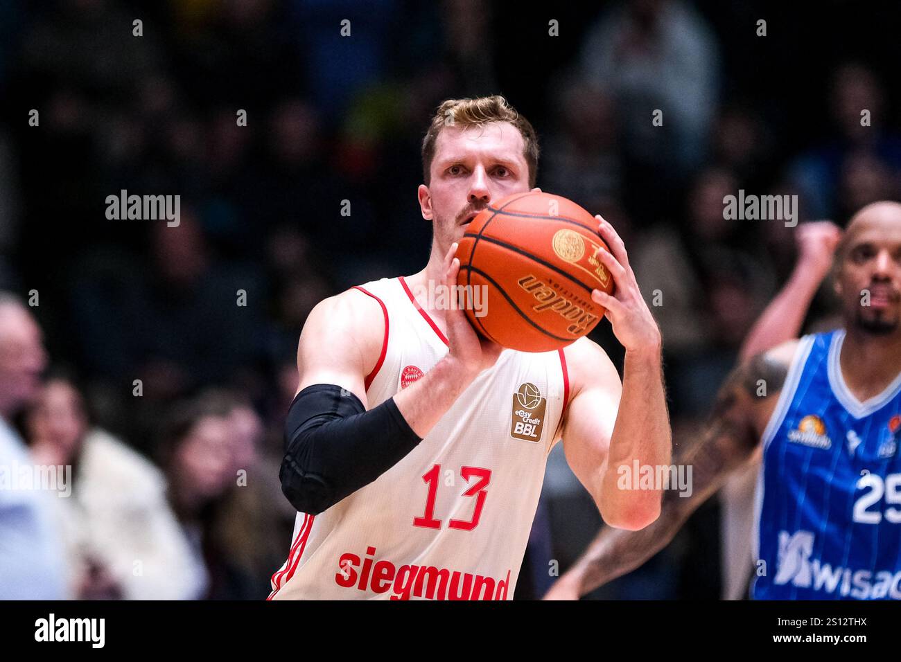Andreas Obst (FC Bayern Basketball, #13) am Ball, dahinter Jordan ...