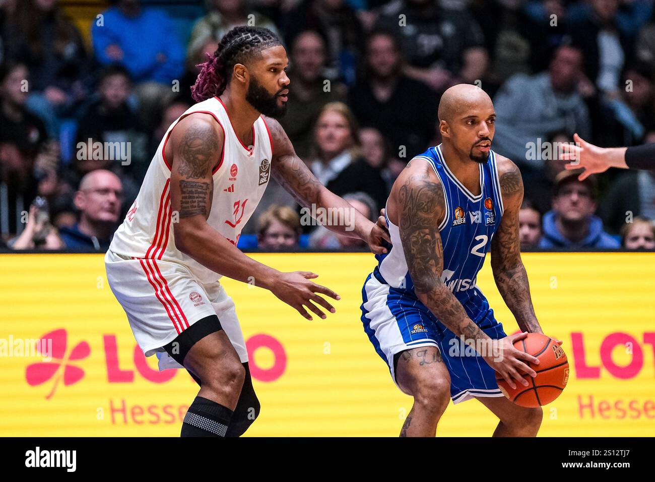 Devin Booker (FC Bayern Basketball, #31) im Zweikampf mit Jordan ...