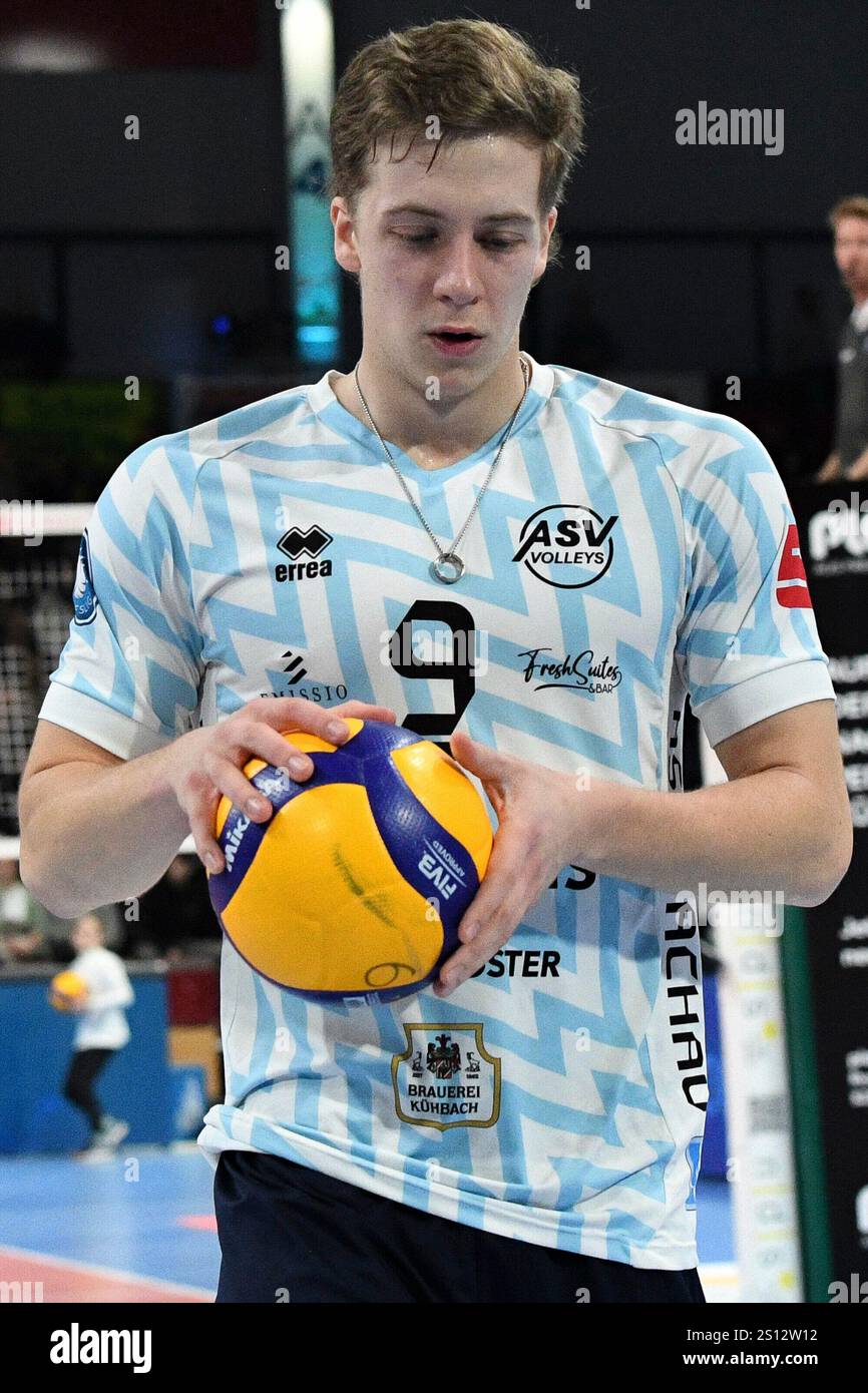 Matthew Slivinski (ASV Dachau, 9) beim Aufwärmen, Aufwärmprogramm, Warmlaufen vor dem Spiel ...