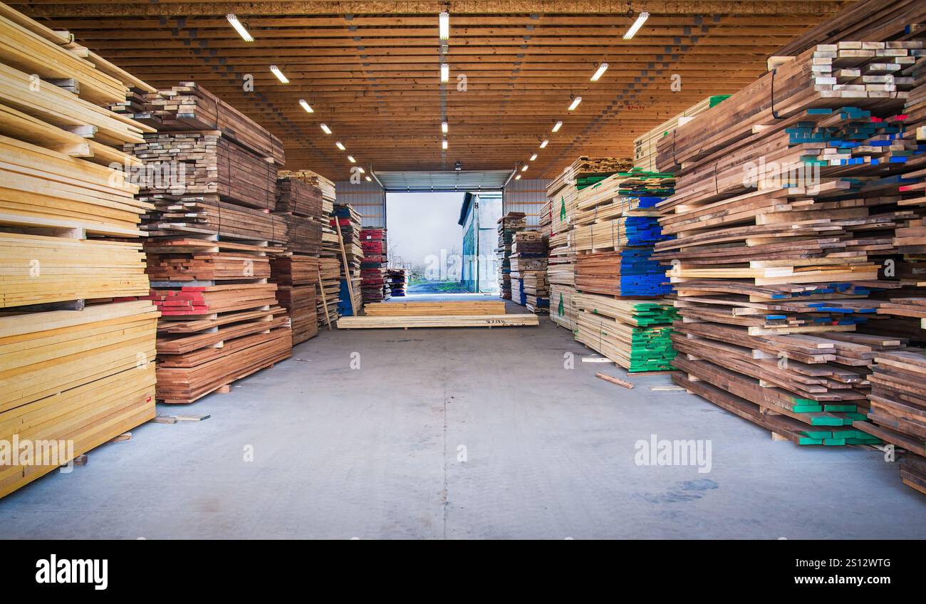 Driveway thru lumber warehouse building Stock Photo - Alamy
