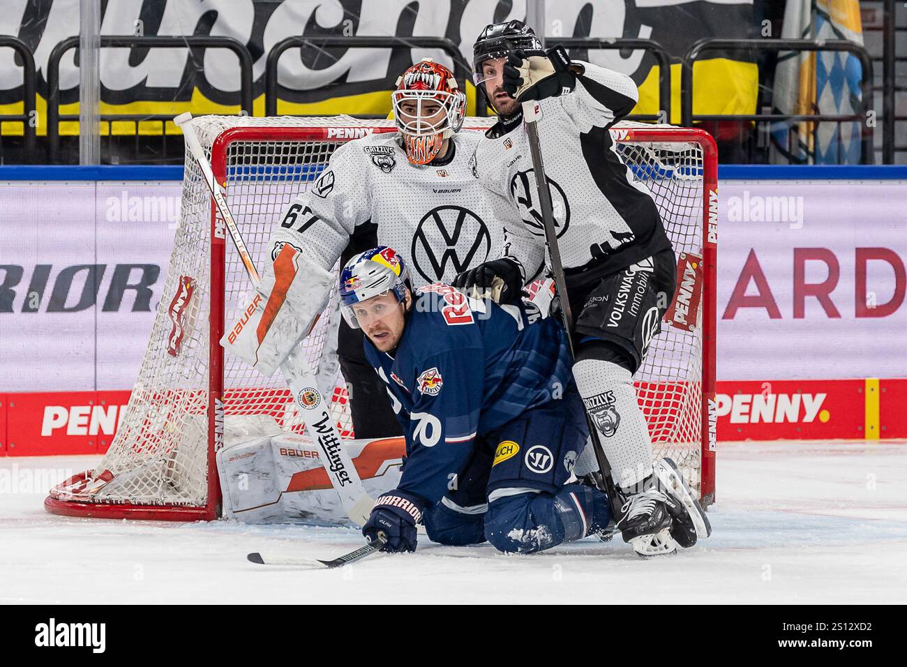 Ryan OConnor (Grizzlys Wolfsburg, #6) verteidigt gegen Maximilian ...