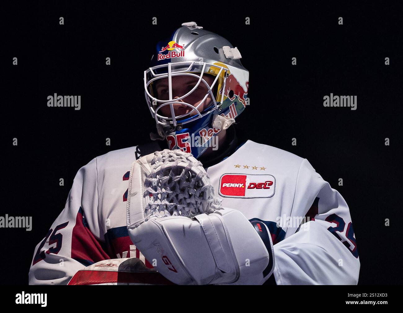 Simon Wolf (Torwart, EHC Red Bull Muenchen, #25) im Spielertunnel. GER ...